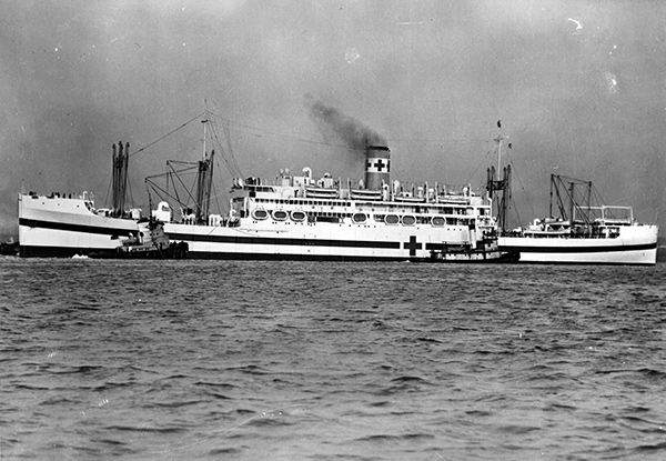 Pacific Wrecks - USS Refuge AH-11 port side with two tug boats in ...